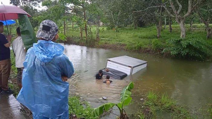 Diduga Hindari Pengendara Motor, Mobil Boks Tercebur di Danau Mawang ...