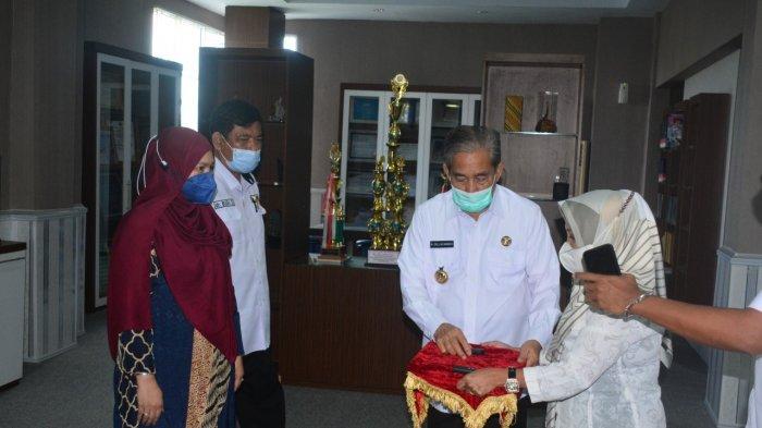 Dua Dokter RS Arifin Nu'mang Rappang Terima Mobil Dinas dari Bupati Sidrap - Tribun-timur.com