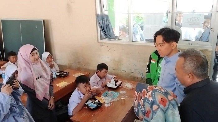 Gibran Mulai Bagikan Makan Siang Gratis Pakai Ayam dan Susu ke Siswa SD, 'Kita Tidak Boleh Pelit ...