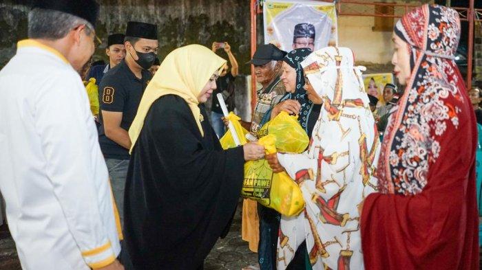 Ketua Golkar Parepare Erna Rasyid Taufan Bagi-bagi Sembako - Tribun ... Ketua Golkar Parepare Erna Rasyid Taufan Bagi-bagi Sembako - Tribun ...