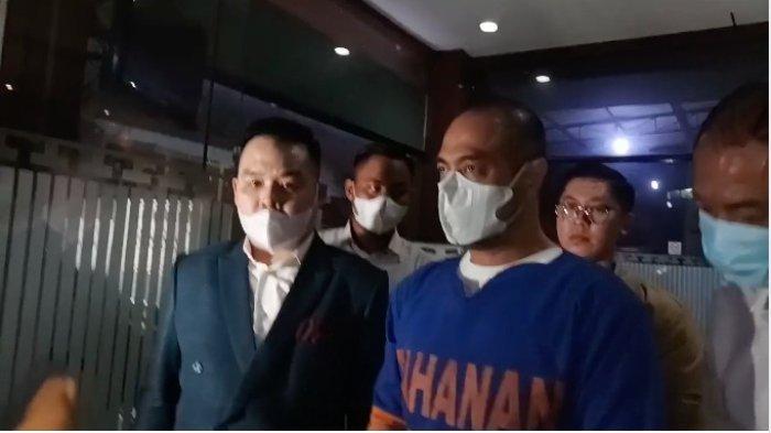 Penampakan Ferry Irawan Pakai Baju Tahanan, Suami Venna Melinda Terancam Dipenjara 5 Tahun ...