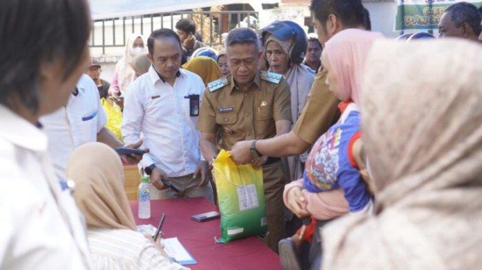 Stabilisasi Pasokan dan Harga Pangan, Pj Bupati Bone Tinjau Gerakan Pangan Murah - Tribun-timur.com
