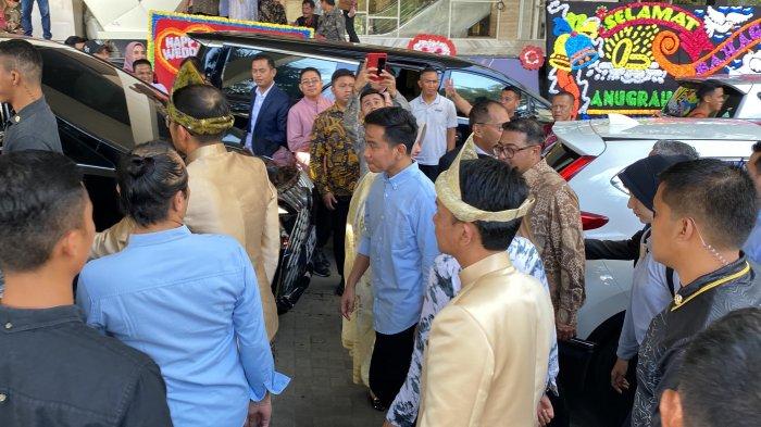 Pakai Kemeja Biru, Gibran Rakabuming Hadiri Pernikahan Haera dan ...