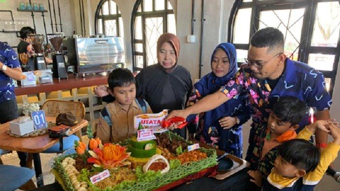 Wisata Kuliner Makassar Terbaru, Utata Space Sediakan Daging Penyet ...