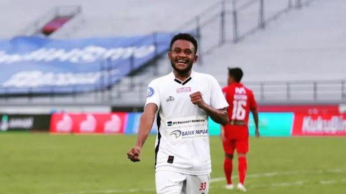 Statistik Gunansar Mandowen Selama Bela Persipura, Kini Diincar PSM ...