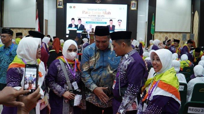 Chaidir Syam Lepas 234 Jamaah Haji Maros di Embarkasi Makassar - Tribun ...
