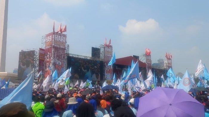 Penampilan Prabowo saat Hadiri Peringatan Hari Buruh di Monas, Kedatangan Presiden Disambut ...