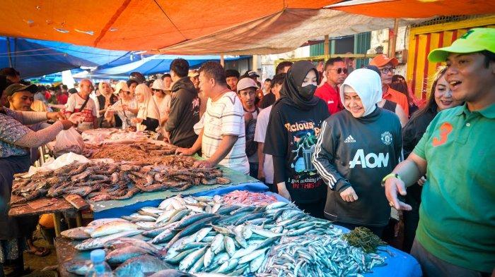 Pedagang Pasar Bacan Makassar Antusias Sambut Indira Yusuf Ismail ...