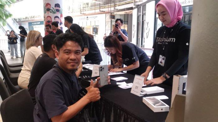 Jafar Yusuf Tak Tidur Selama 12 Jam Demi Beli iPhone 15 Pro Max Natural ...