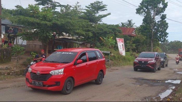Miris! Jalan Poros Desa Karrang Enrekang Rusak Berat, Lubangnya Mirip ...