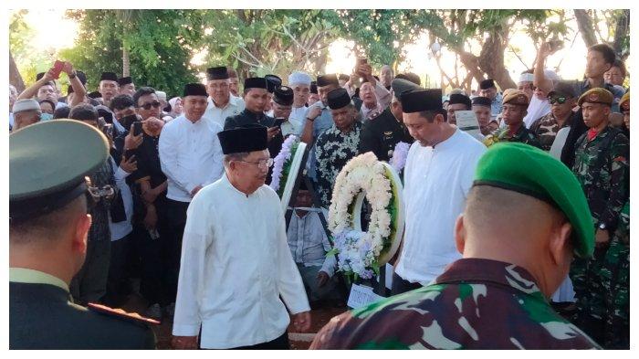 JK Hadiri Upacara Pemakaman HM Amin Syam di TMP Panaikang Makassar ...