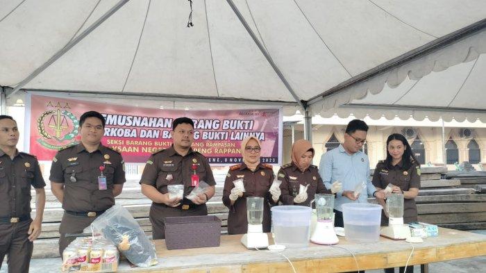 Kejari Sidrap Musnahkan 621 Gram Sabu, Alat Isap dan 1.010 Butir Obat ...