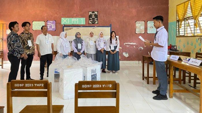 Foto-foto Petugas KPPS di Makassar Pakai Seragam SMA Layani Pemilih ...