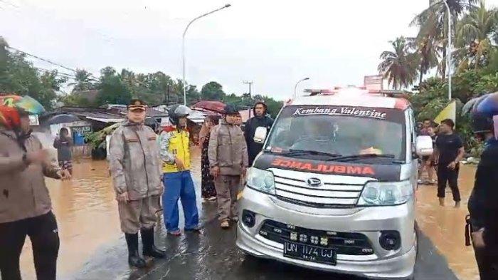 Kapolres AKBP Arisandi Rela Basah-basahan Atur Lalu Lintas di Batas ...