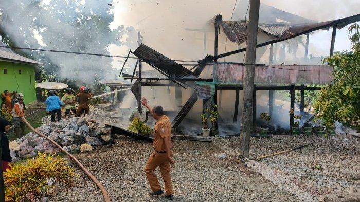 BREAKING NEWS: Kebakaran di Sanreseng Ade Wajo, 1 Rumah Panggung dan Sepeda Motor Terbakar ...