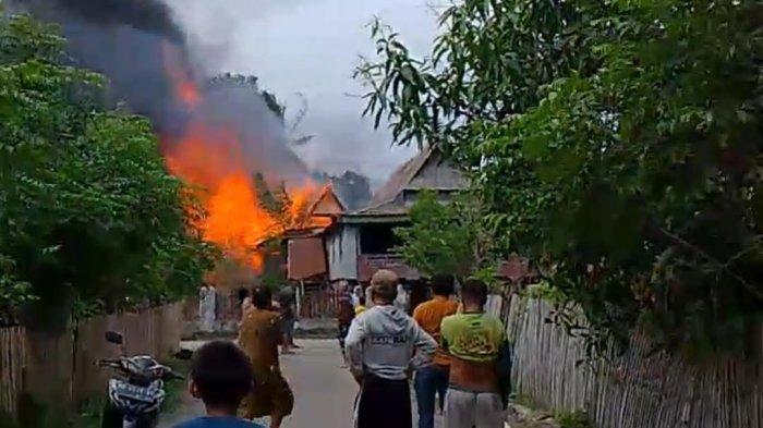 Pilu Warga Jeneponto Sulsel, Rumah Panggung yang Baru Dibangun Ludes Terbakar - Tribun-timur.com