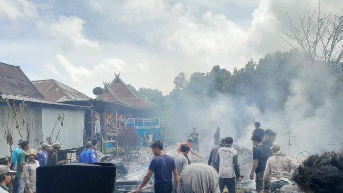 BREAKING NEWS: 1 Rumah Panggung Ludes Terbakar di Rumbia Jeneponto - Tribun-timur.com