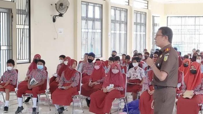 Khawatir soal Bahaya Narkoba & Kenakalan Remaja, Kejari Luwu Timur Sosialisasi di SD dan SMP ...