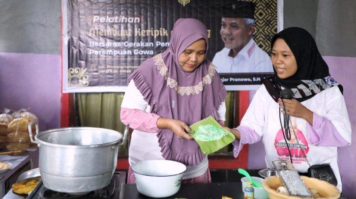 Pemuda dan Perempuan Ganjar Gowa Ajari Emak-emak Buat Keripik Singkong ...