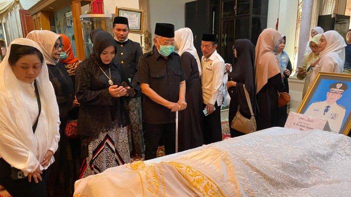 Lies Nurdin Abdullah Melayat ke Rumah Duka Almarhum Mantan Gubernur ... Lies Nurdin Abdullah Melayat ke Rumah Duka Almarhum Mantan Gubernur ...