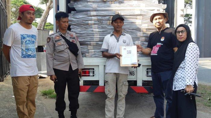 2.024 Bilik Suara Tiba Lebih Awal di Palopo, Bahan Duplex Anti Air - Tribun-timur.com