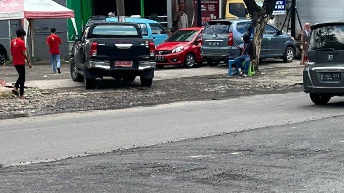 Aspal Jalan Tun Abdul Razak Terkelupas, Azhar Arsyad Khawatir Proyek ...