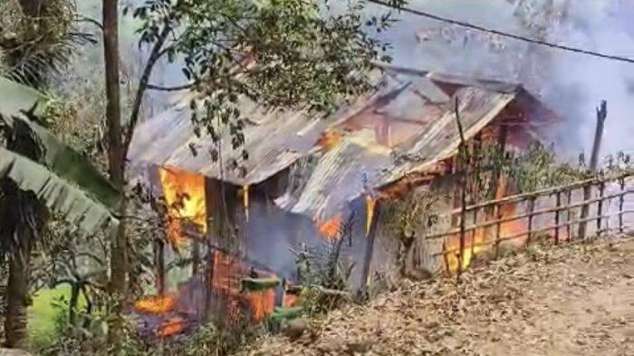 BREAKING NEWS: Rumah Panggung Lansia 79 Tahun di Sinjai Barat Sulsel Terbakar - Tribun-timur.com