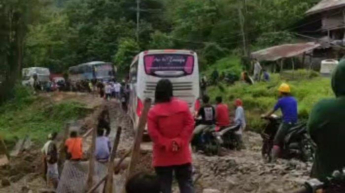 Breaking News: Tanah Longsor Tutup Jalan Poros Enrekang - Tana Toraja, Macet Parah hingga 3 Km ...