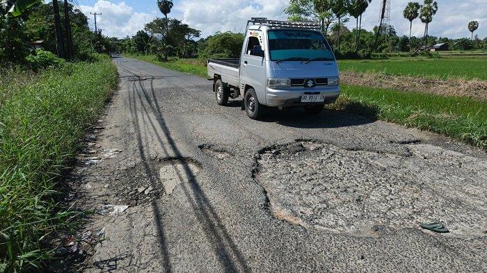 Pengendara Keluhkan Jalan Berlubang di Ruas Paddinging–Ballo Takalar - Tribun-timur.com