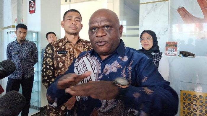 Natalius Pigai Jamin Siswa Jabar yang Dikirim ke Barak TNI Tak Dilatih Fisik - Tribun-timur.com