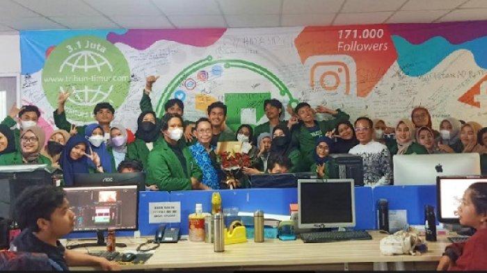 28 Mahasiswa Ilmu Komunikasi UMI Kunjungi Tribun Timur - Tribun-timur.com