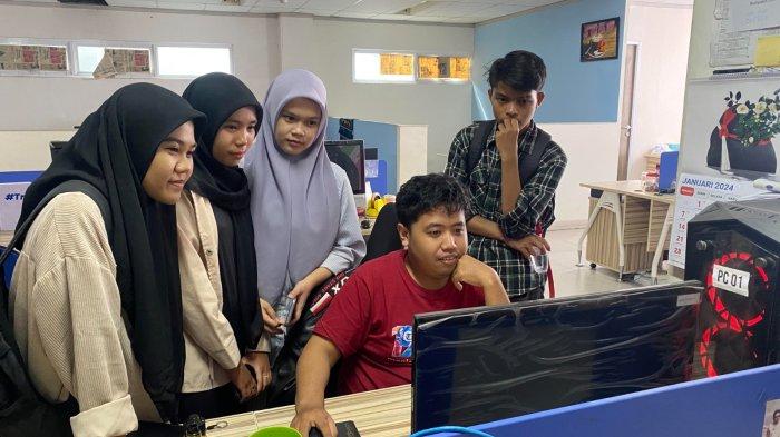 Anggota LPM Profesi UNM Belajar Produksi Video di Tribun Timur - Tribun ...