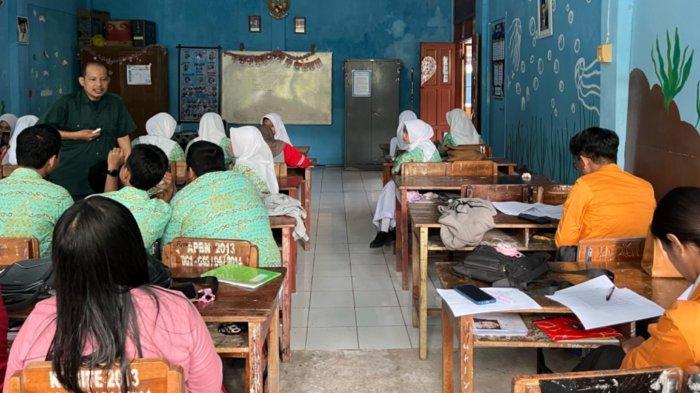 Praktik SDGs, 7 Mahasiswa Bahasa Inggris UNM Observasi CLT di SMA 17 ...