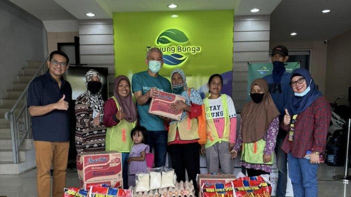 Petugas Kebersihan di Tanjung Bunga Dapat Beras, Minyak, dan Telur dari ...