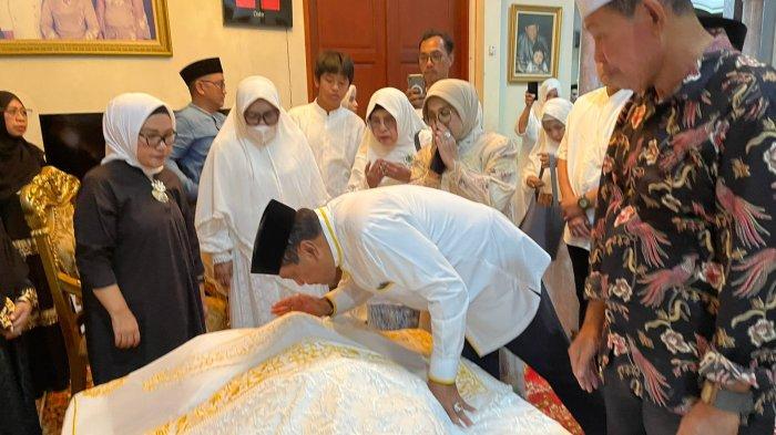 Nurdin Halid Menangis Kenang Amin Syam: Beliau Bimbing Saya ke Level ...