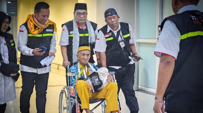 Tiba di Madinah, Mbah Harun 119 Tahun, Jemaah Haji Tertua Dunia: Doakan ...