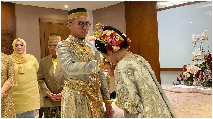 Tradisi Mappasikarawa, Haera IAS Cium Tangan Anugrah Manggabarani - Tribun-timur.com