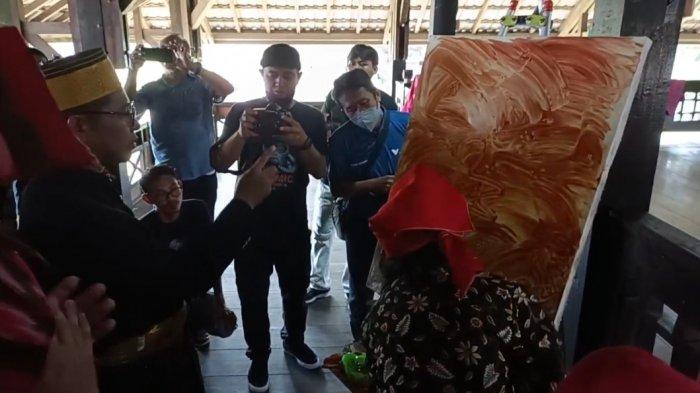 40 Lukisan Karya Terbaik Pelukis Makassar Mejeng di Festival Budaya Benteng Somba Opu - Tribun ...