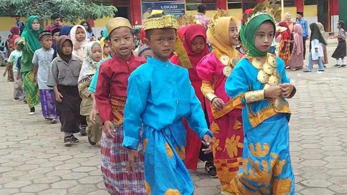 Peringati Sumpah Pemuda, Pelajar SDN 2 Turatea Jeneponto Pakai Kostum Adat Keliling Desa ...