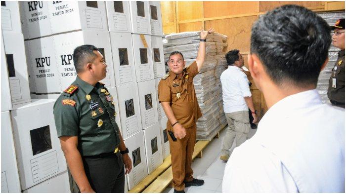 Pj Bupati Sinjai Memilih di TPS 1 Biringere, Ketua Golkar dan Gerindra Nyoblos di Pelosok ...