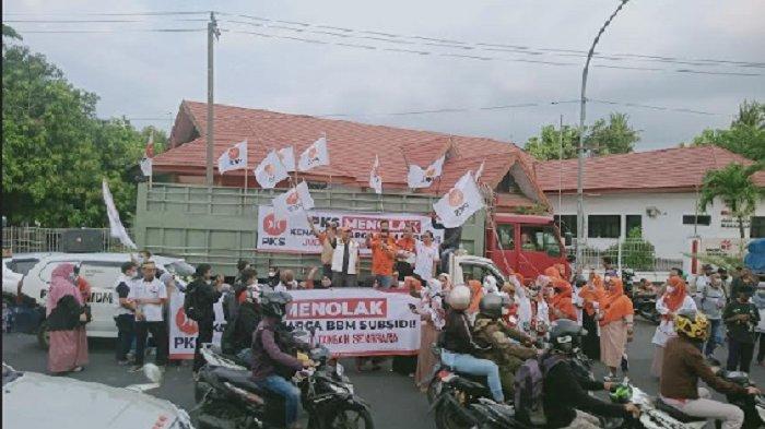 Geram! Kader PKS Makassar Demo Tolak Kenaikan Harga BBM - Tribun-timur.com