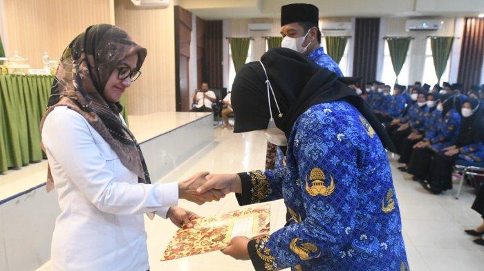 Pegawai PPPK Lutra Tersenyum Lebar Usai Terima SK dari Bupati Indah ... Pegawai PPPK Lutra Tersenyum Lebar Usai Terima SK dari Bupati Indah ...