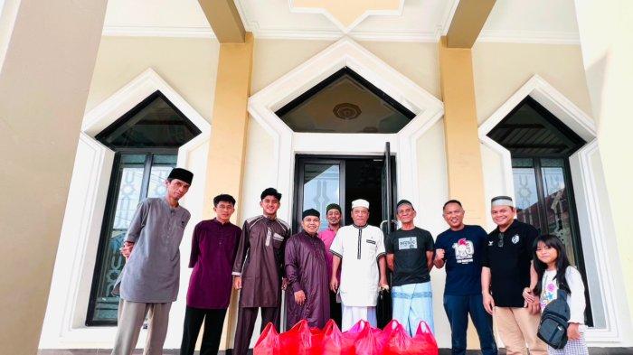 Jelang Madura FC vs PSM, Punggawa Juku Eja Mufli Hidayat Bagi-bagi ...