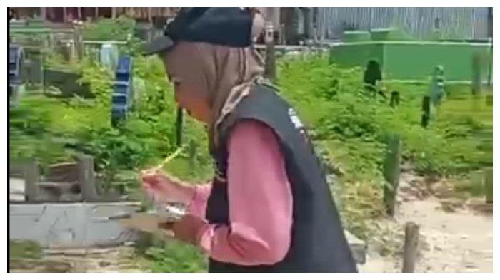 Video: Petugas Pantarlih di Makassar Coklit ke Kuburan - Tribun-timur.com