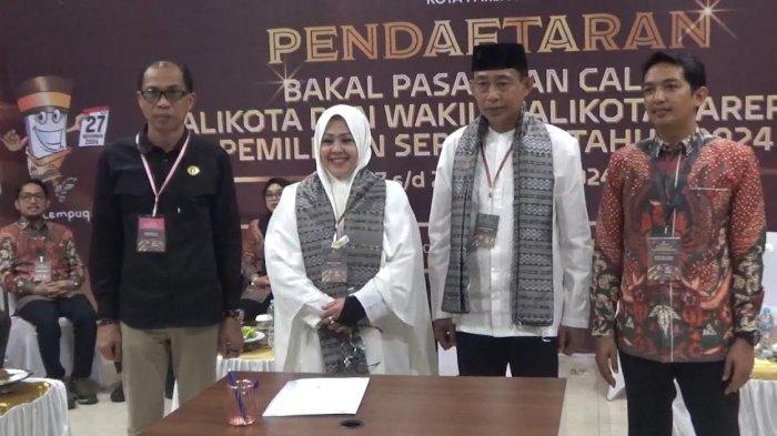 Taufan Pawe Dampingi Erna-Rahmat Daftar ke KPU Parepare - Tribun-timur.com