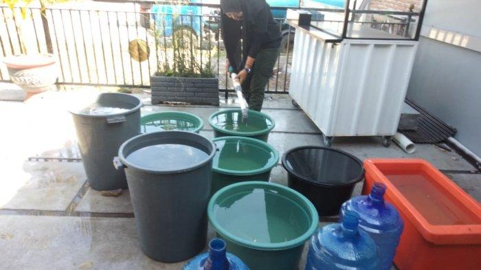 Jaringan Pipa Induk Rusak, Terpaksa Petugas PDAM Sinjai Antar Air ke Pelanggan Pakai Mobil ...