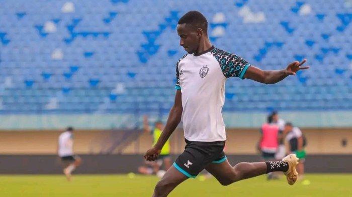 Latyr Fall Bawa PSM Makassar Unggul 1-0 Atas Borneo FC di Menit 17 ...