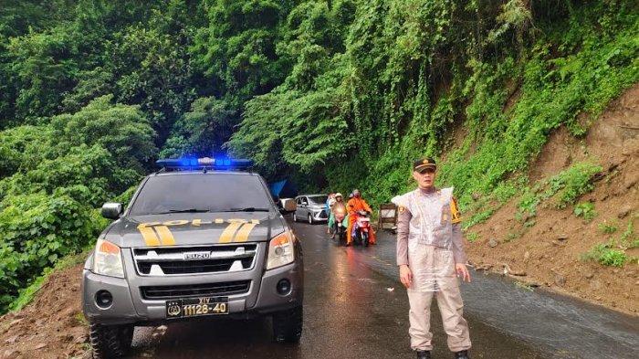 Pembersihan Material Longsor, Polisi Berlakukan Sistem Buka Tutup di Tompo Ladang Maros Sulsel ...