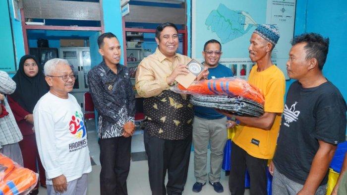 Chaidir Syam Serahkan 1.427 Alat Tangkap Kepiting ke Nelayan Desa Marannu - Tribun-timur.com