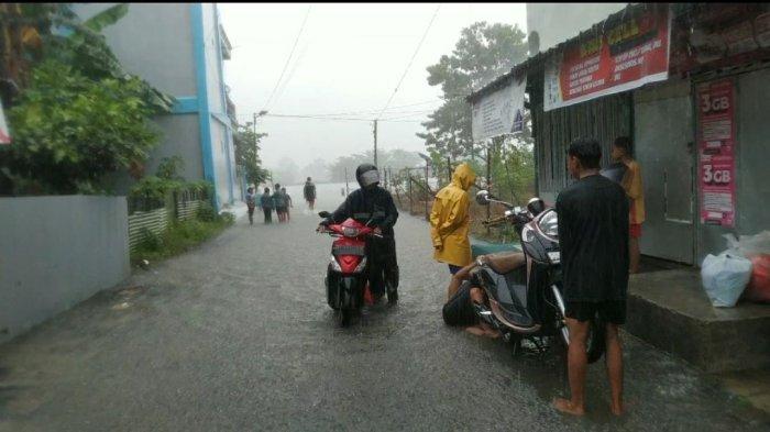 Curhat Pengendara Motor Susah Payah Hidupkan Mesin Mogok Usai Terjang Banjir Makassar - Tribun ...